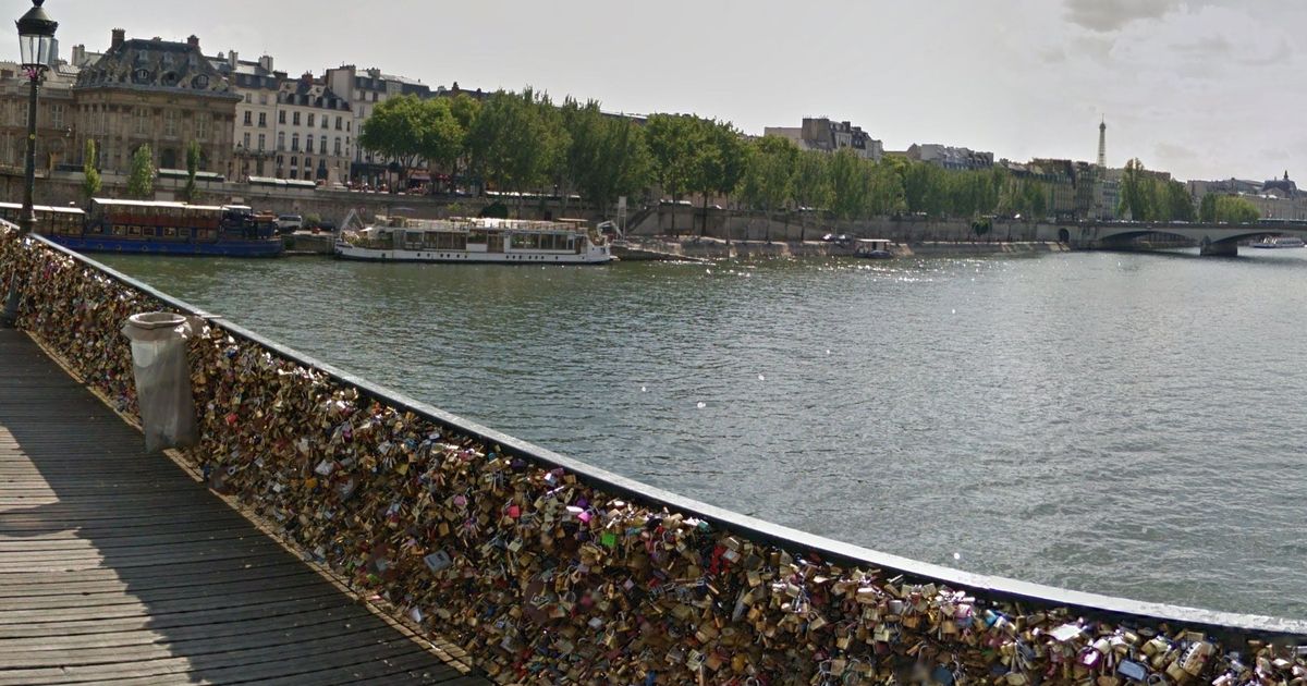 Lover's Bridge Pont des Arts | Andrew Thomason | 8th Wall
